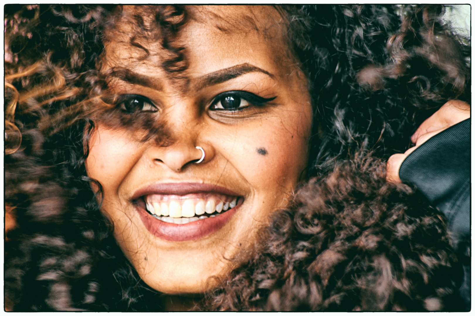 smiling total Foto & Bild | portrait, streetfotografie mit menschen, portrait frauen Bilder auf ...