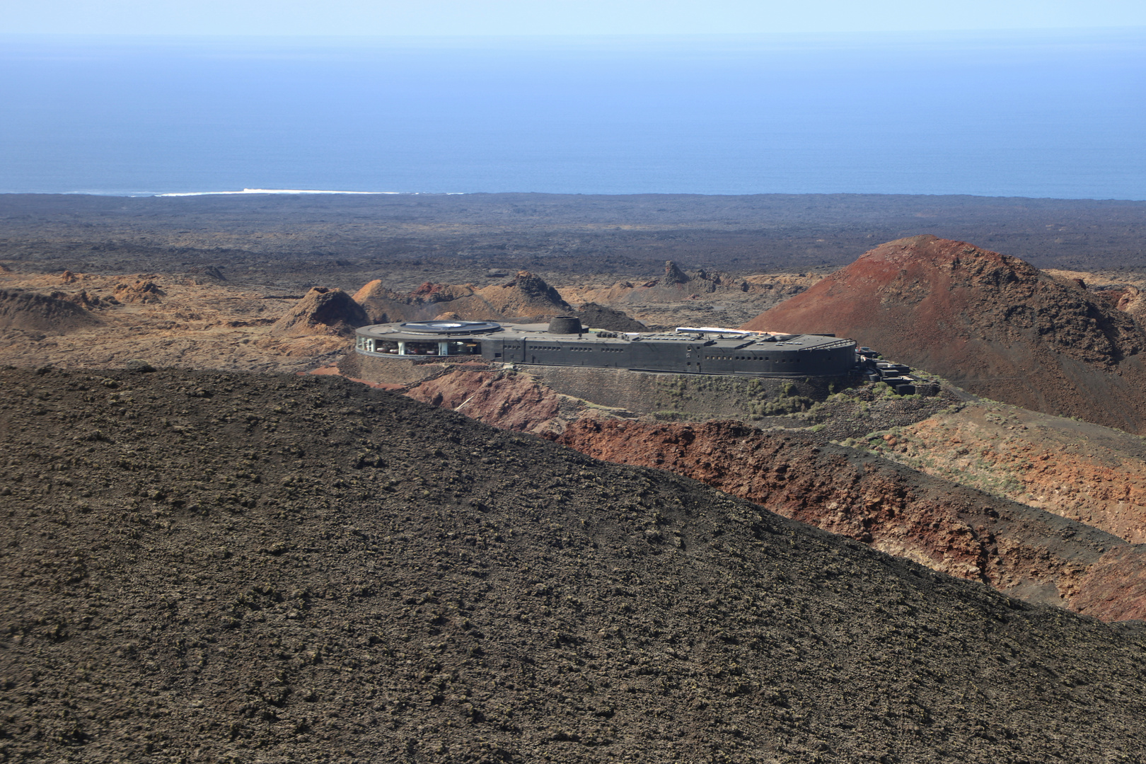 So gut läßt sich Architektur in die Landschaft integrieren! Foto & Bild ...