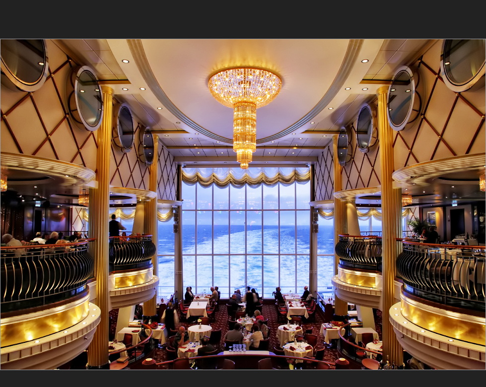 So speist man im à la carte Restaurant der MS Color Magic Foto & Bild ...