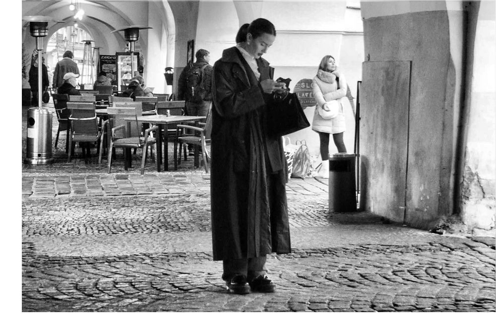 Solitude Standing - Keep Distance Foto & Bild | city, people, street ...