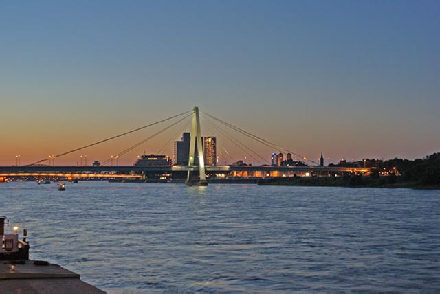Sommerabend am Rhein Foto & Bild | architektur, architektur bei nacht ...