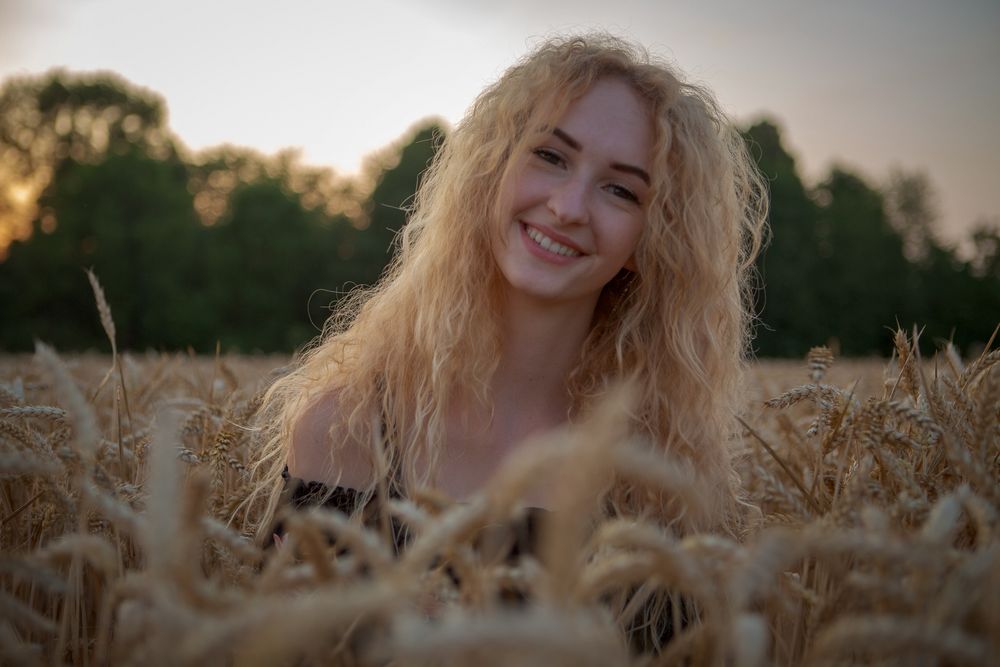 Sommerabend im Kornfeld Foto & Bild | portrait, portrait frauen, outdoor Bilder auf fotocommunity