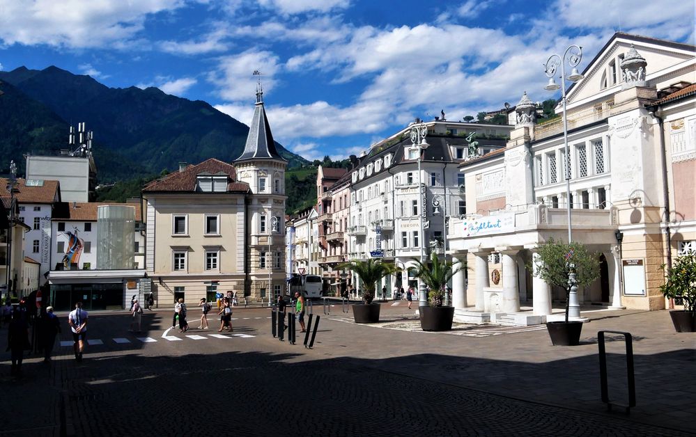 Sommerurlaub 2022 in Meran - Der Theaterplatz Foto & Bild | street ...
