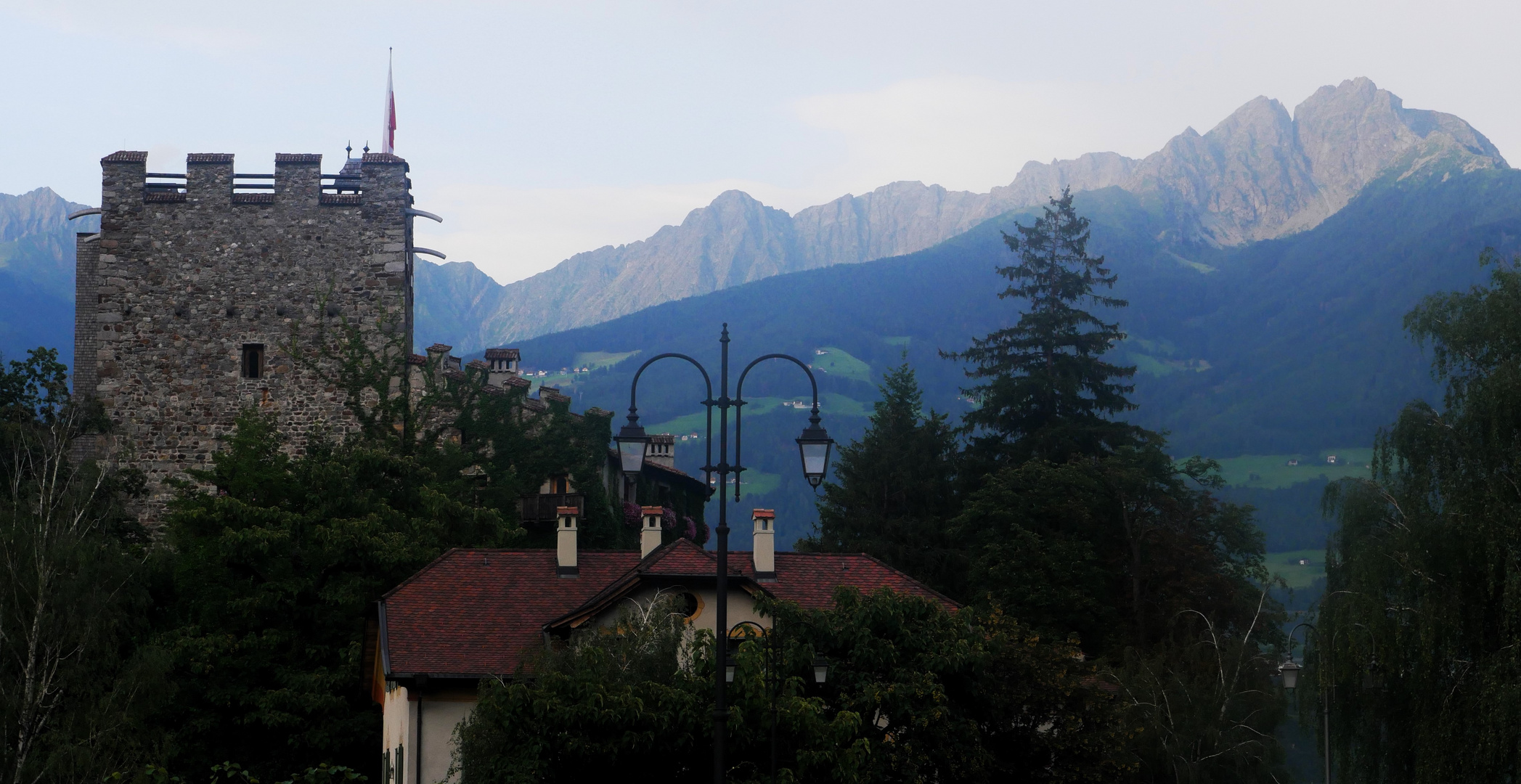 Sommerurlaub in Südtirol 2023 - Schloss Forst am Abend mit Ifinger im ...