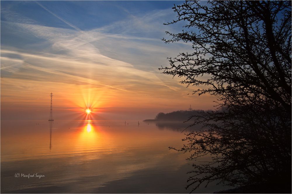 Sonnenaufgang am Strelasund Foto & Bild | himmel, sonnenaufgänge, himmel & universum Bilder auf ...