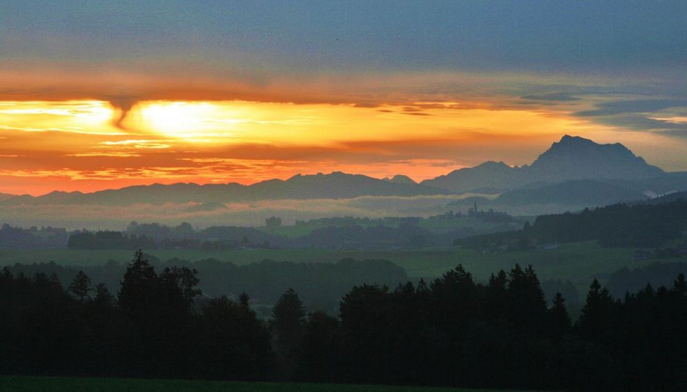 Sonnenaufgang mit Überraschung Foto & Bild | opt. phänomene der atmosphäre, himmel & universum ...