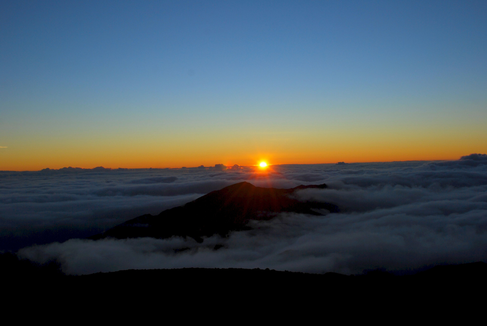 Sonnenaufgang über den Wolken Foto & Bild | sonnenaufgänge, himmel & universum, natur und tiere ...