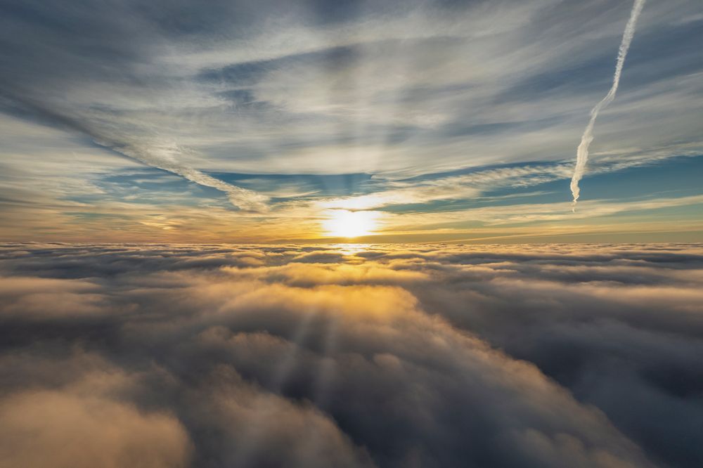 Sonnenaufgang über den Wolken Foto & Bild | sonnenaufgänge, himmel & universum, sonne Bilder auf ...