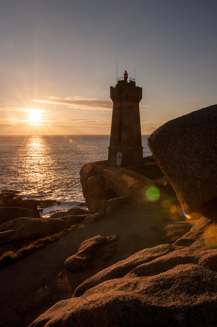Sonnenuntergang am Leuchtturm in Ploumanac`h Foto & Bild | europe ...