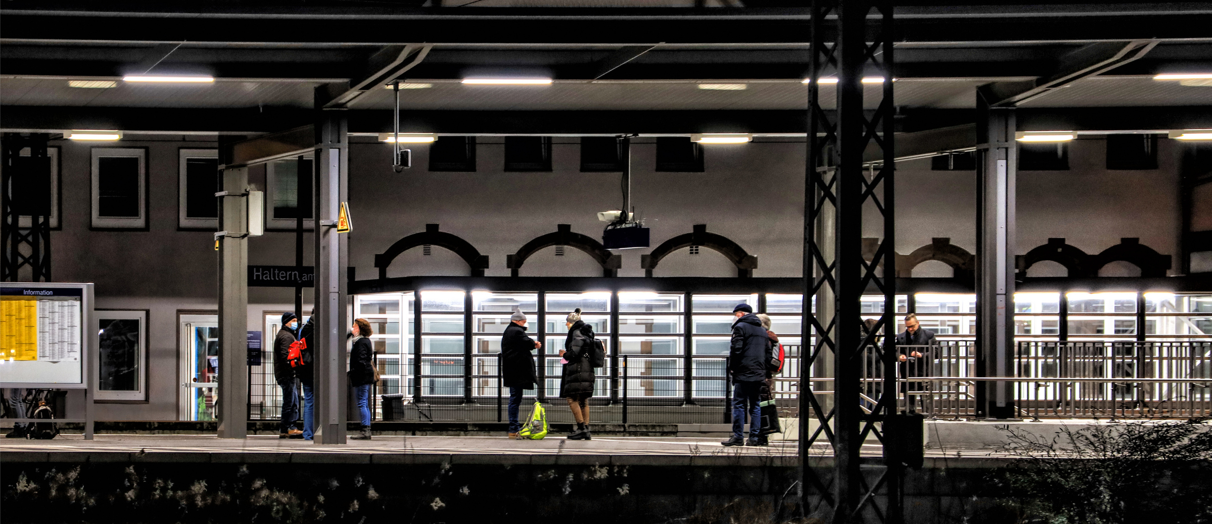 Sonntagmorgen halb sechs am Bahnsteig.... Foto & Bild | erwachsene ...