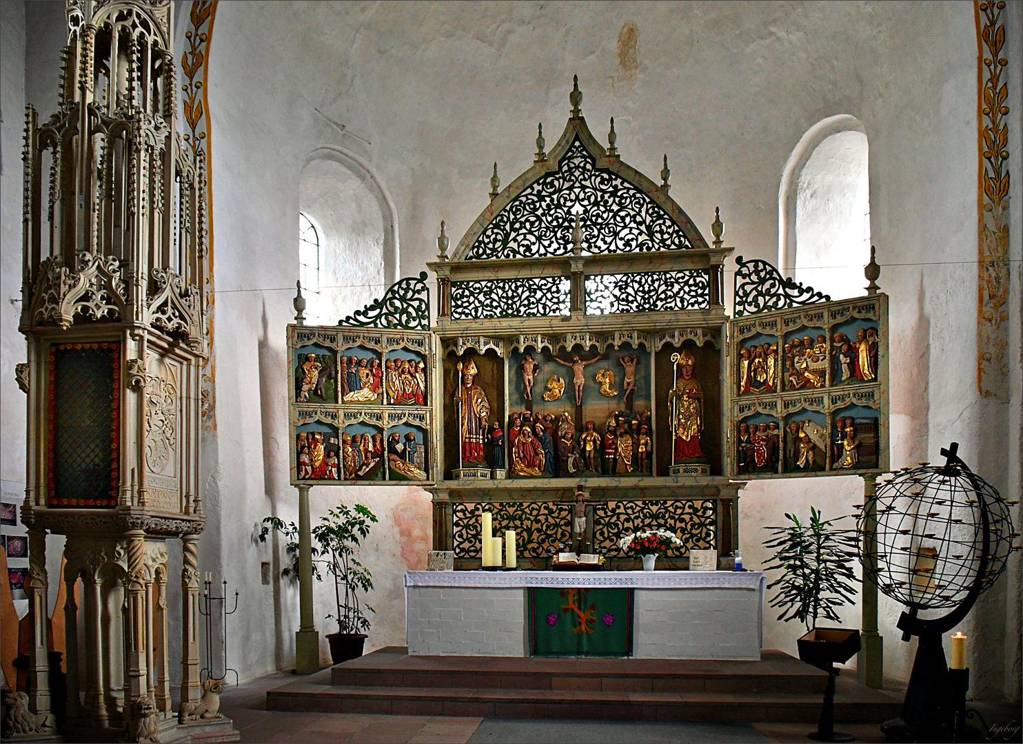 # Sonntags.Geschichte: Chor mit Hochaltar im „Friesendom" # Foto & Bild | indoor, ostfriesland ...