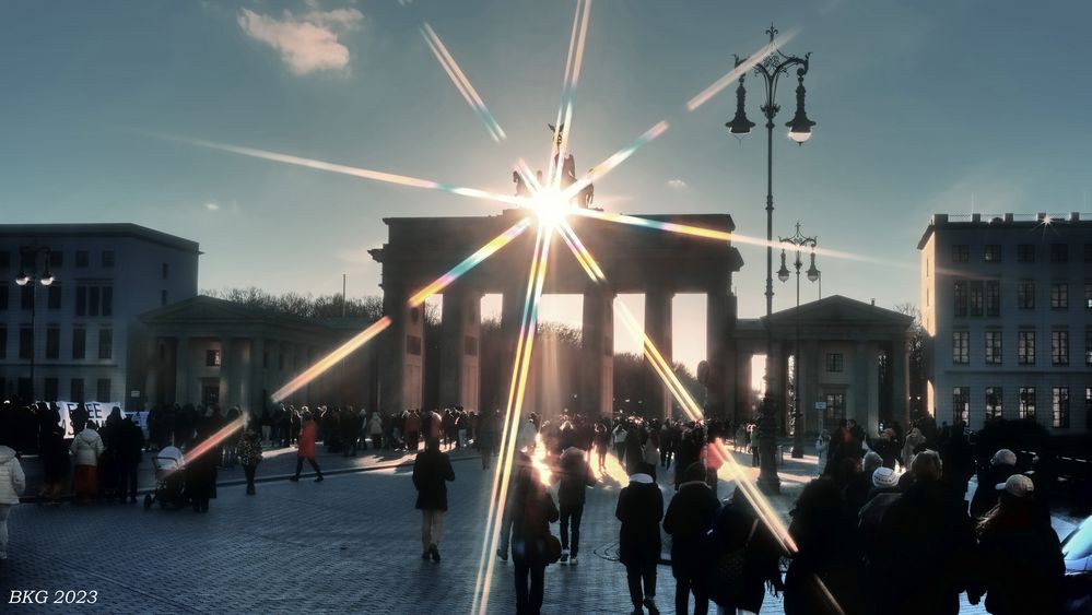 Sonntagsspaziergang durchs Brandenburger Tor Foto & Bild | architektur, erwachsene menschen ...