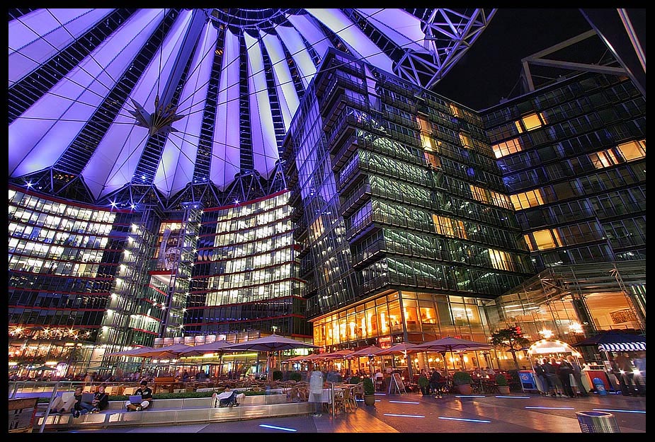 Sony Center Night [DRI] Foto & Bild | architektur, architektur bei ...