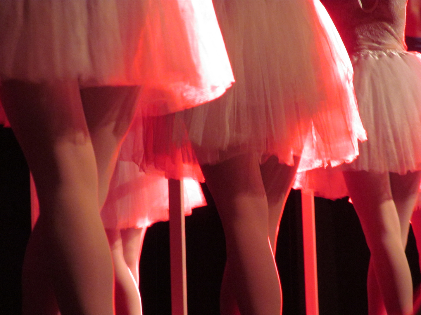 Sous Les Jupes Des Filles Photo Et Image Personnes Filles Danseuses Personnages Images