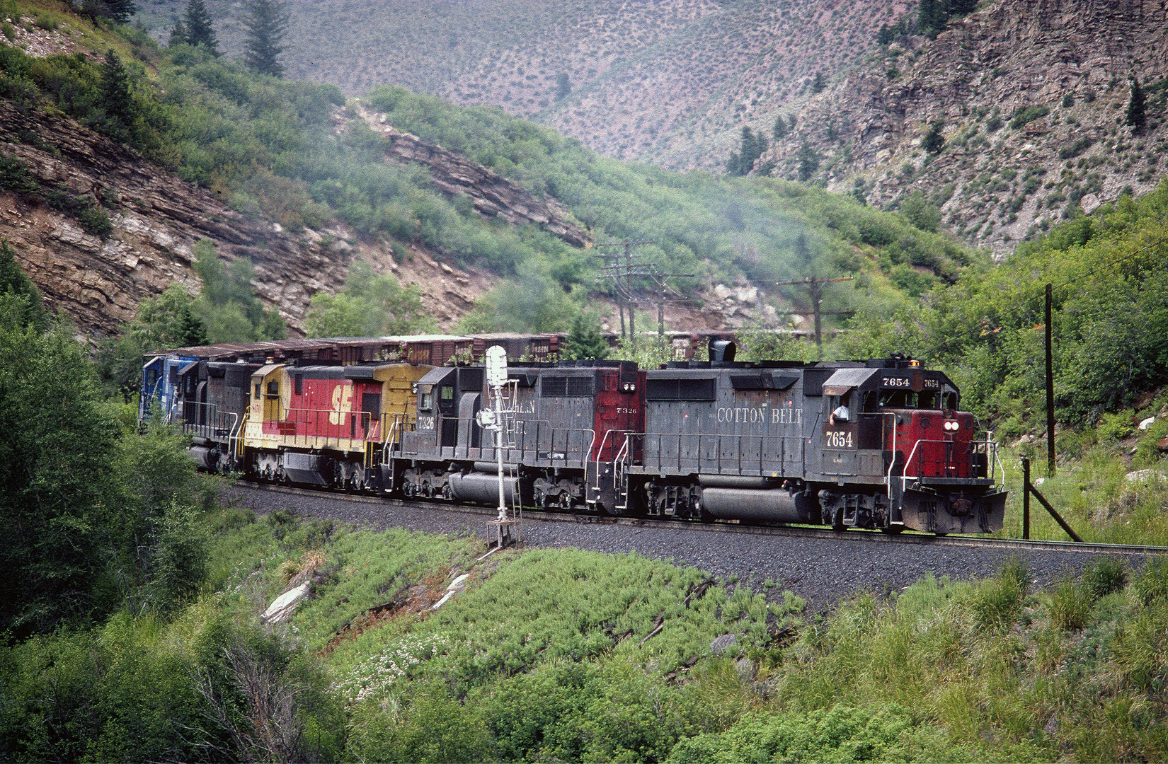 Southern Pacific Freight Train auf der Fahrt durch die Rocky Mountains ...