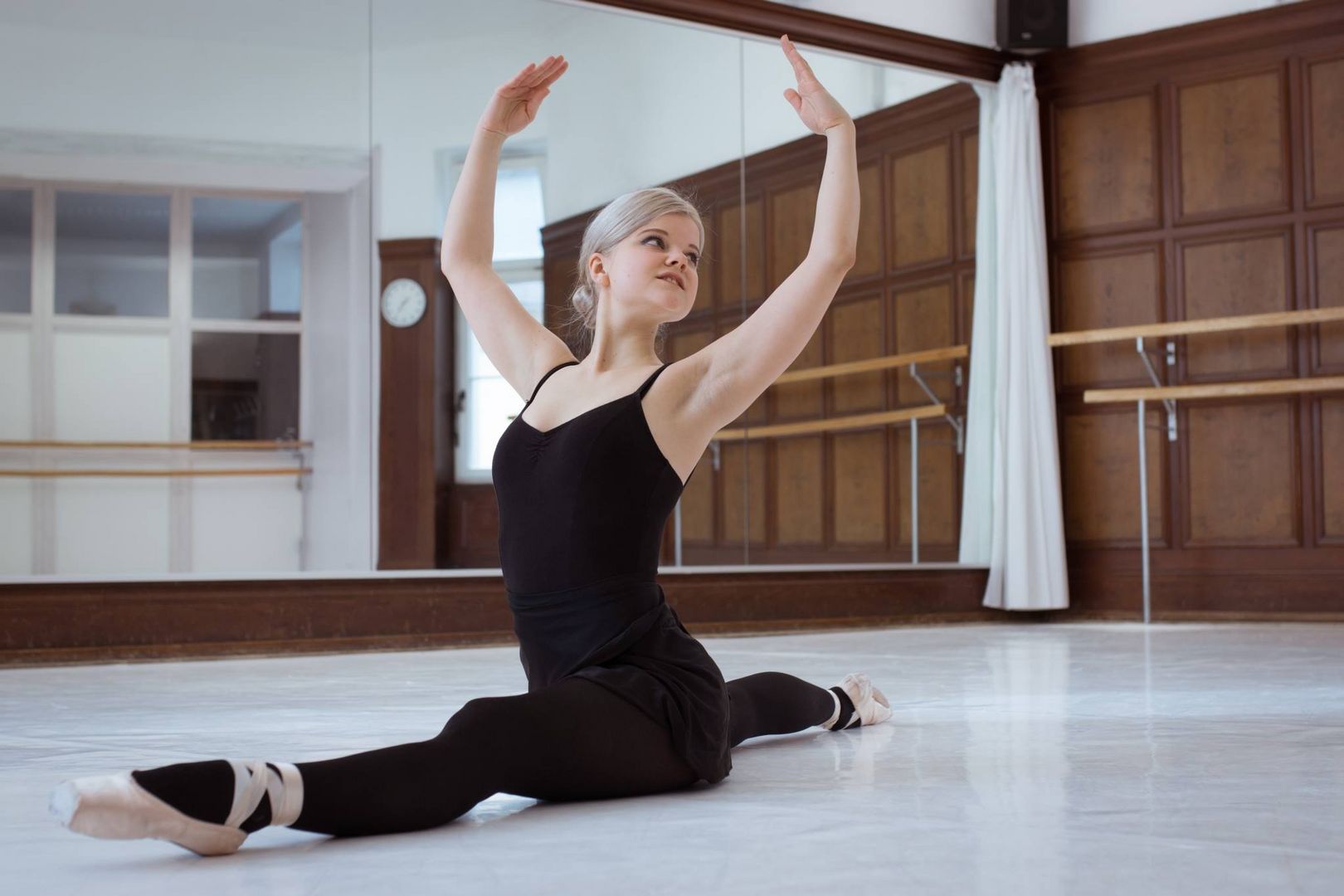Spagat im Ballettsaal Foto & Bild | kunstfotografie & kultur, tanz ...