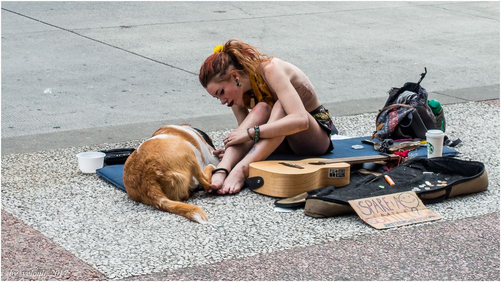 Spare A Smile / Frau und Hund 23 Foto & Bild | streetfotografie mit menschen, street: spontane ...
