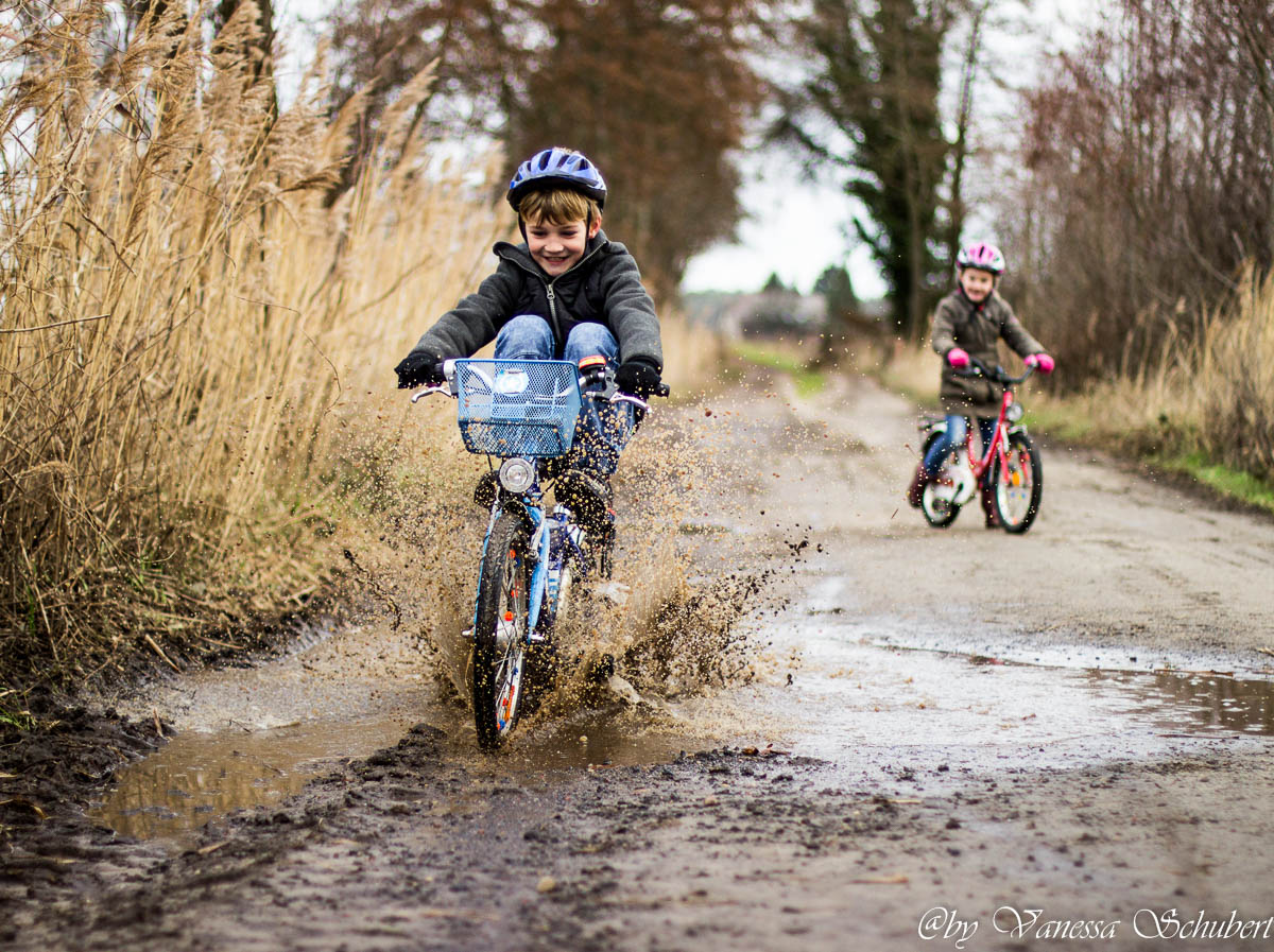 Spaß im Matsch Foto & Bild | kinder, kinder im schulalter, fotos Bilder ...