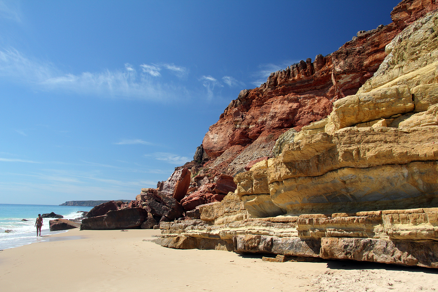 "Spazieren entlang am Strand der Farbenpracht der Felsen" Foto & Bild ...