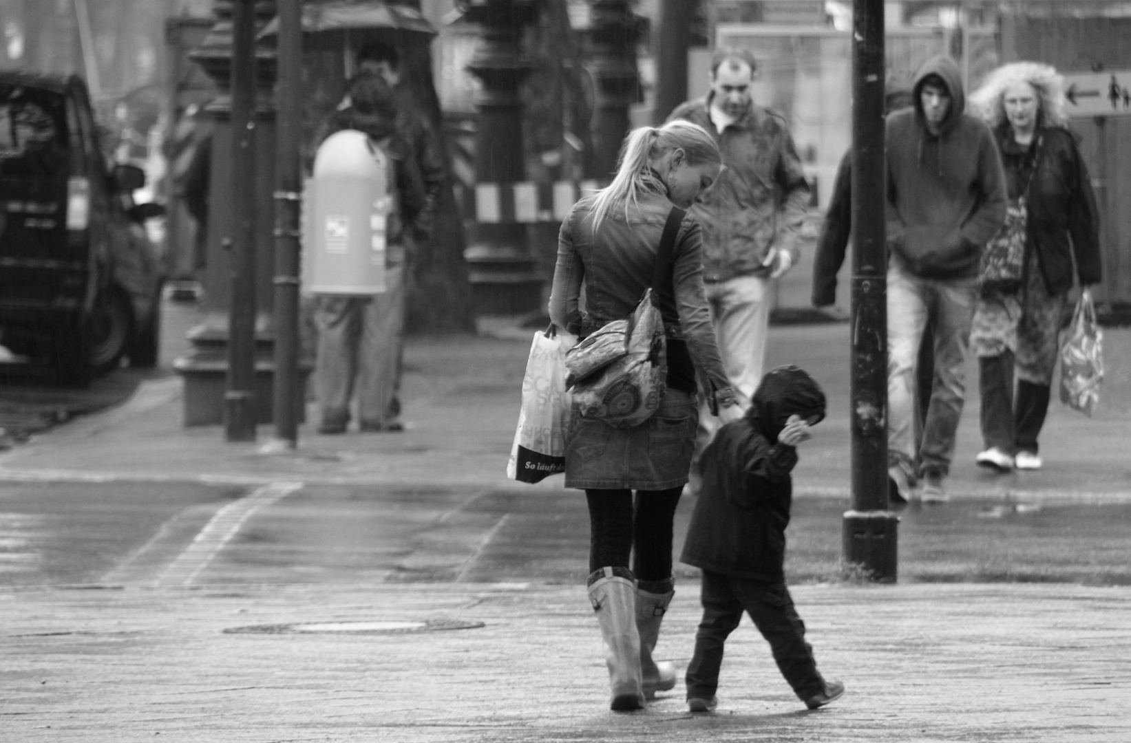 Spaziergang mit Mami Foto & Bild | streetfotografie mit menschen, streets, menschen Bilder auf ...