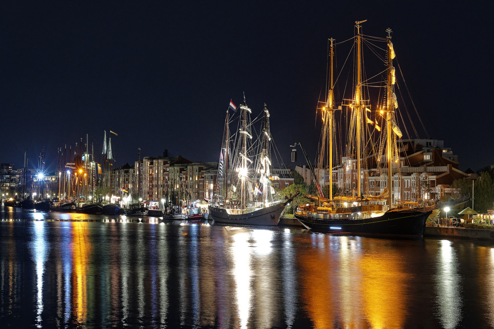 Spiegeldienstag - Nachts am Bontekai beim Sailing Cup Foto & Bild ...