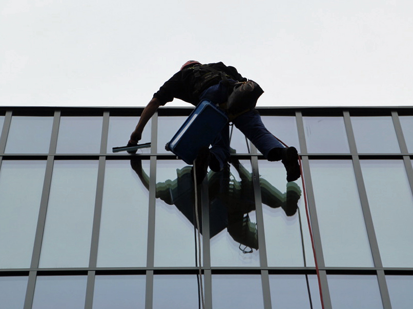Spiegeltag: Fensterputzer an einem Hochhaus Foto & Bild | fotos ...