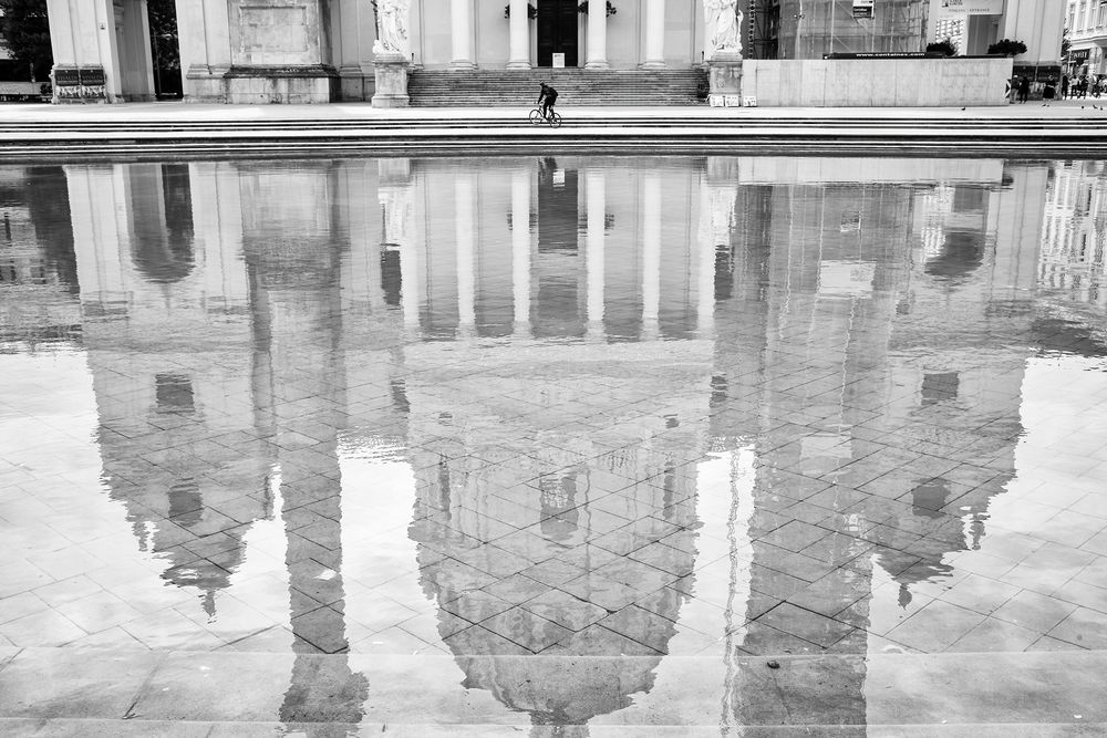 Spiegelung mit Radfahrer Foto & Bild | streetfotografie mit menschen, dokumentation, urban ...