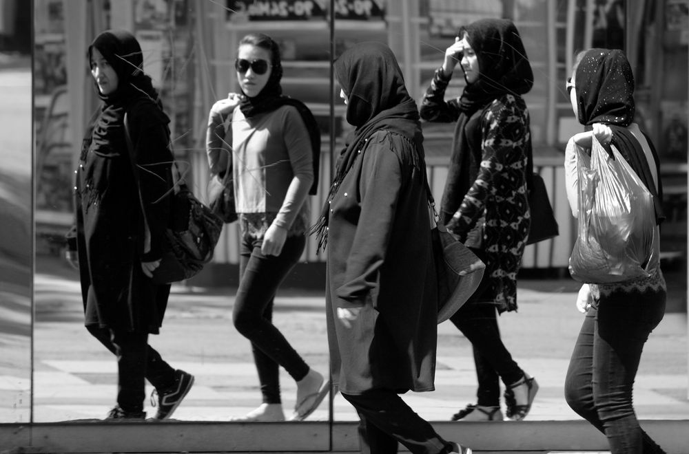 - Spiegelungen - Foto & Bild | erwachsene menschen, streetfotografie mit menschen, street ...