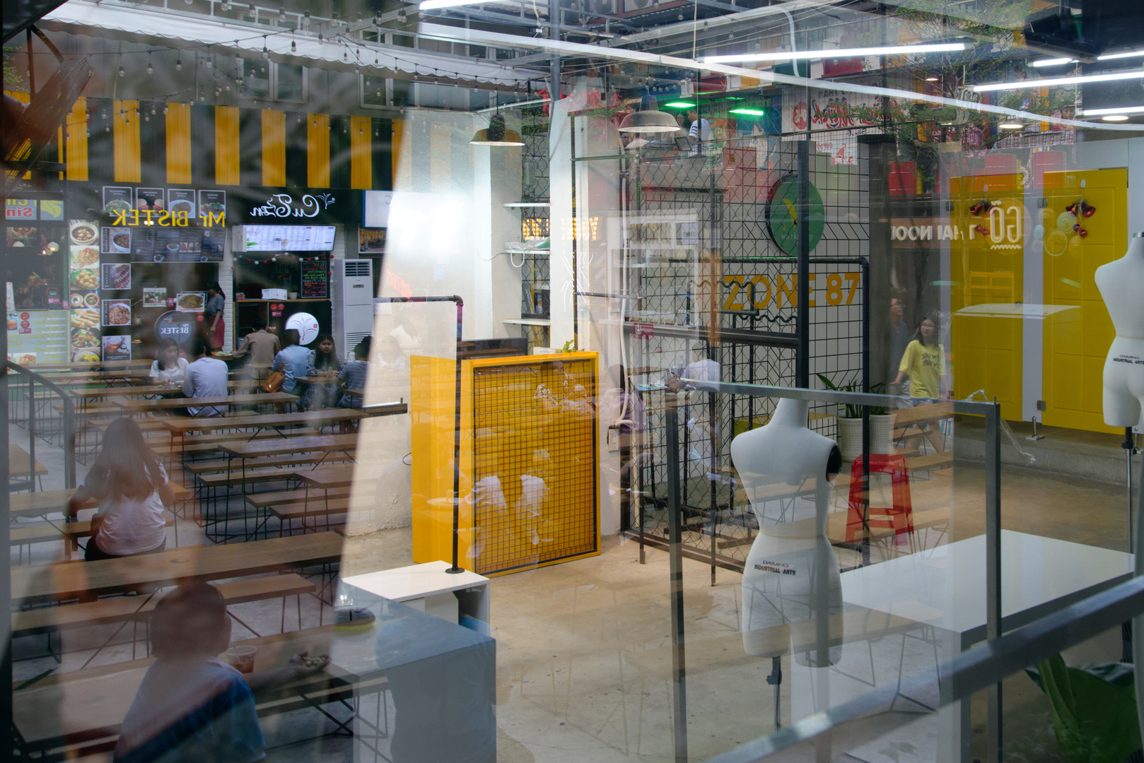 Spiegelungen in einer Mall in Saigon Foto & Bild | fotomontage ...