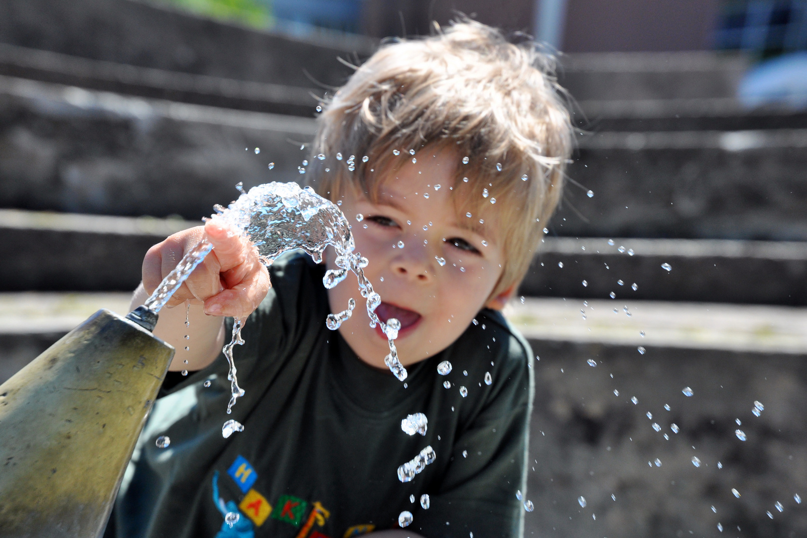 Spiel mit dem Wasser Foto & Bild | kinder, kinder ab 2, menschen Bilder ...