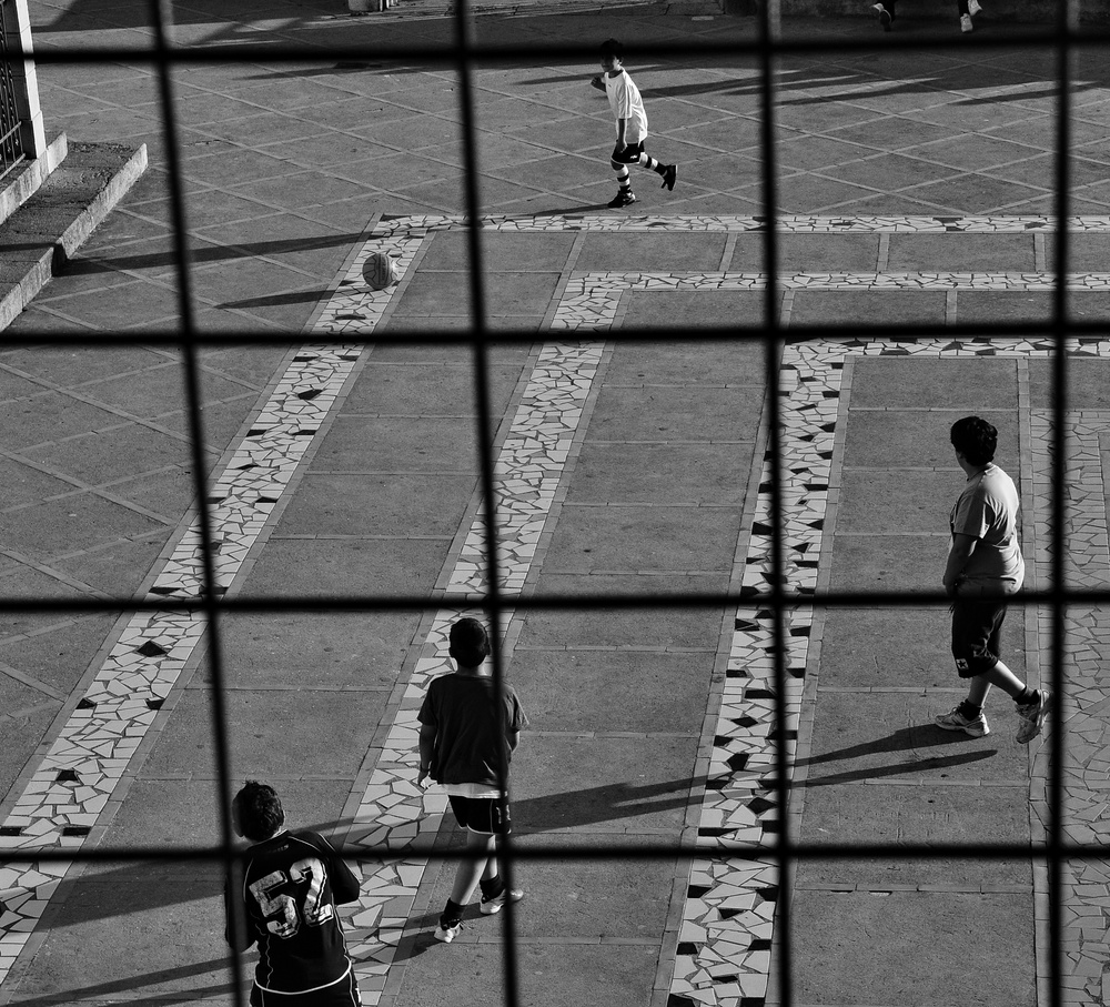Spielen hinter Gittern Foto & Bild | agora bilddiskussion intensiv ...