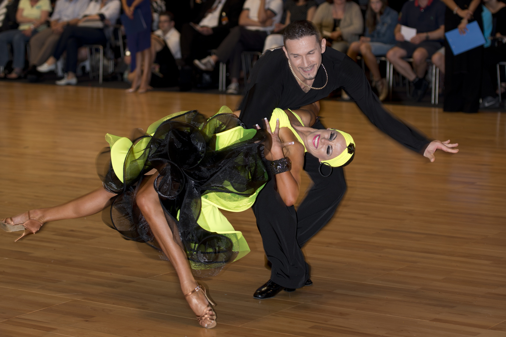 Spin around Foto & Bild | erwachsene menschen, paar, tanzen Bilder auf ...