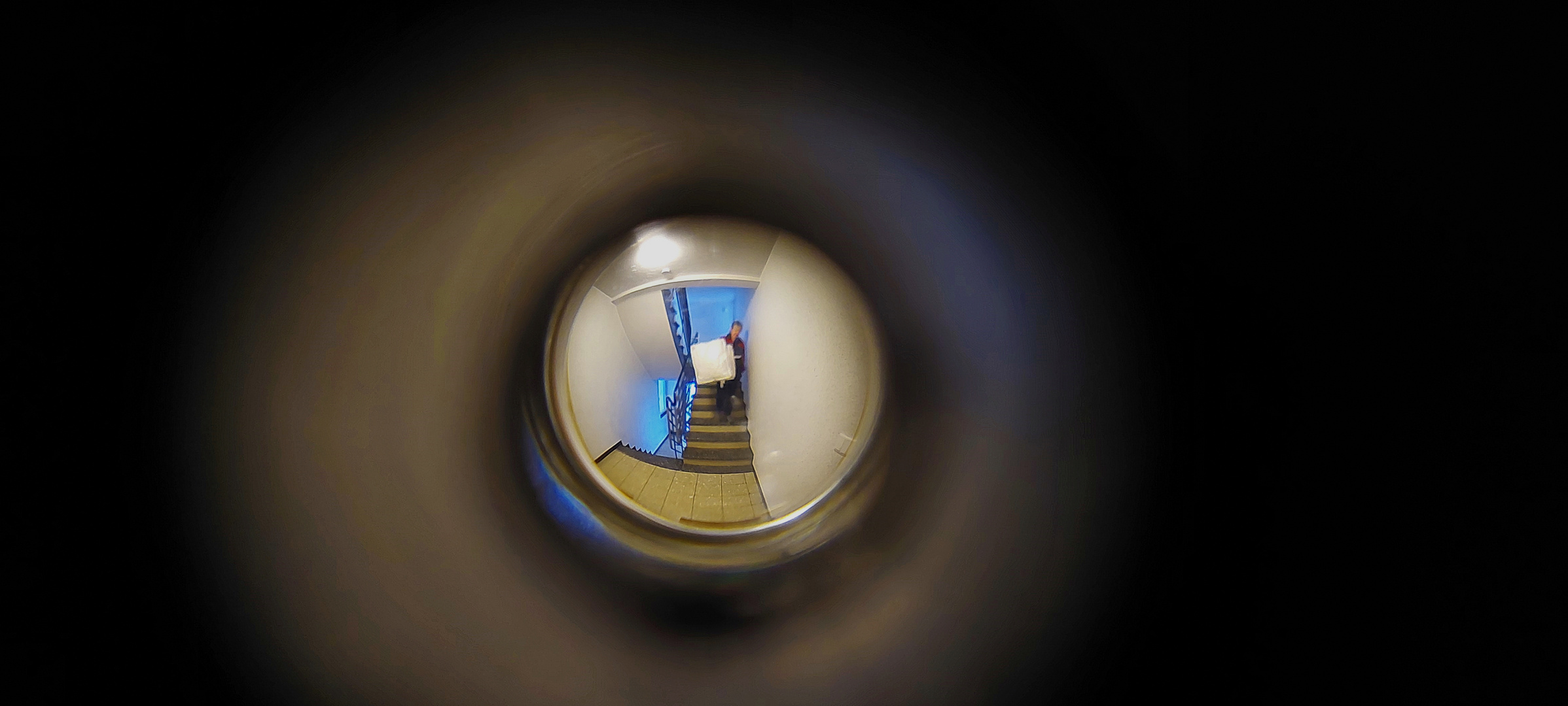 Spionage im Treppenhaus Foto & Bild | erwachsene menschen, reportage ...