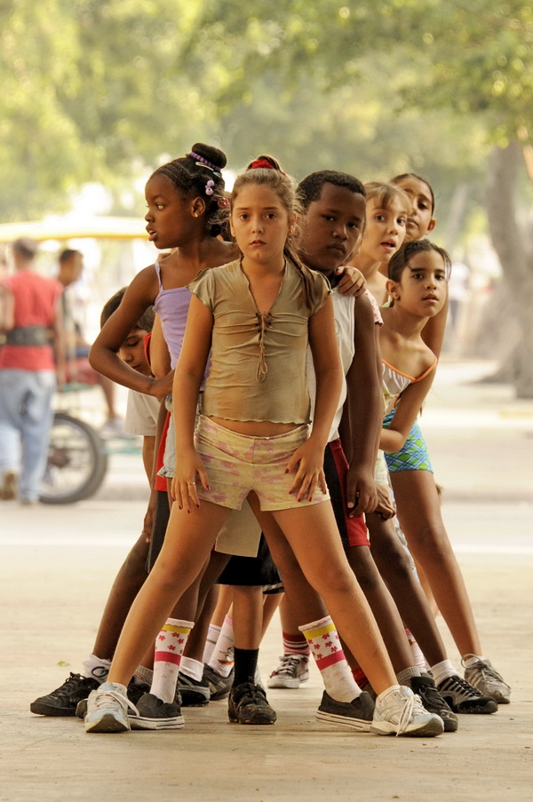 Sportunterricht auf der Flaniermeile Foto & Bild | kinder, kinder im schulalter, menschen Bilder ...