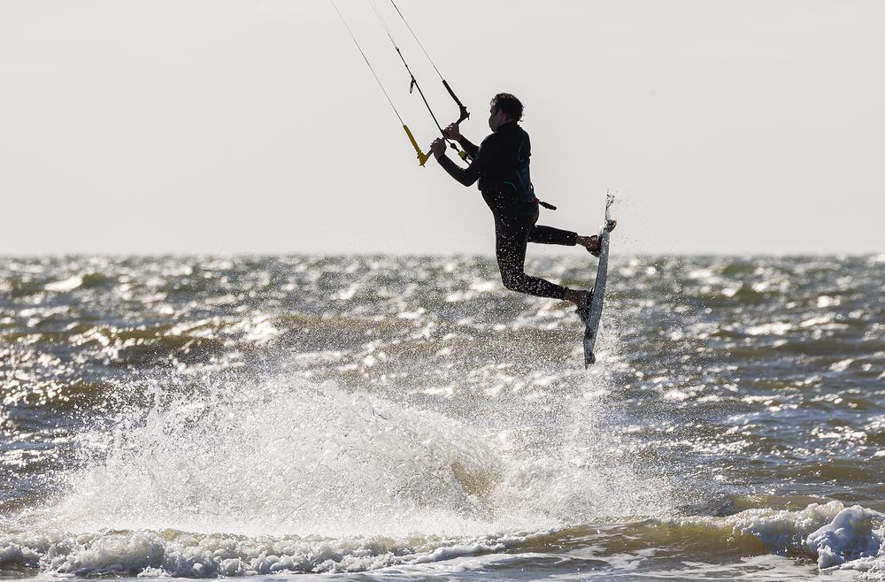 Springen und halten Foto & Bild | erwachsene, menschen in der freizeit ...
