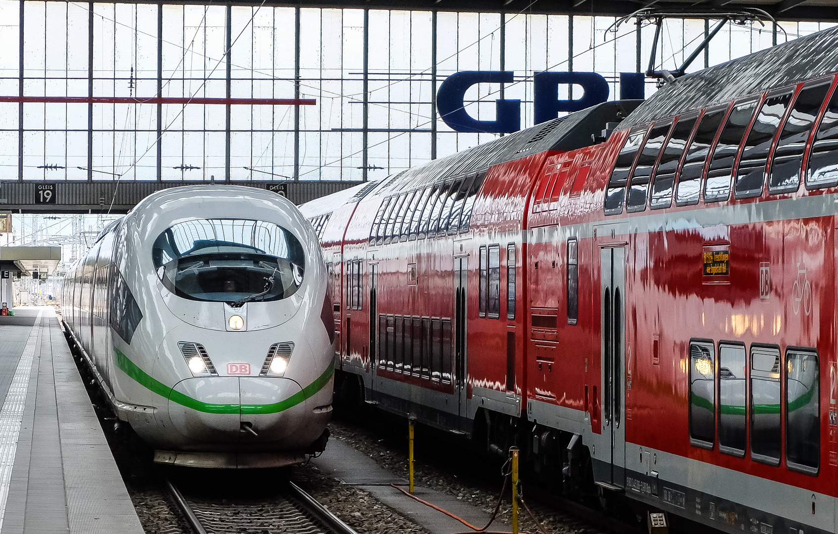 "Sprinter" Foto & Bild | münchen, spiegelung, ice Bilder auf fotocommunity