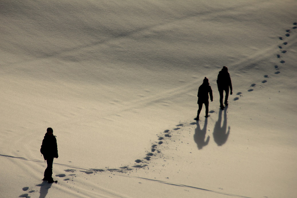 Spuren hinterlassen Foto & Bild | erwachsene menschen, natur, schnee ...