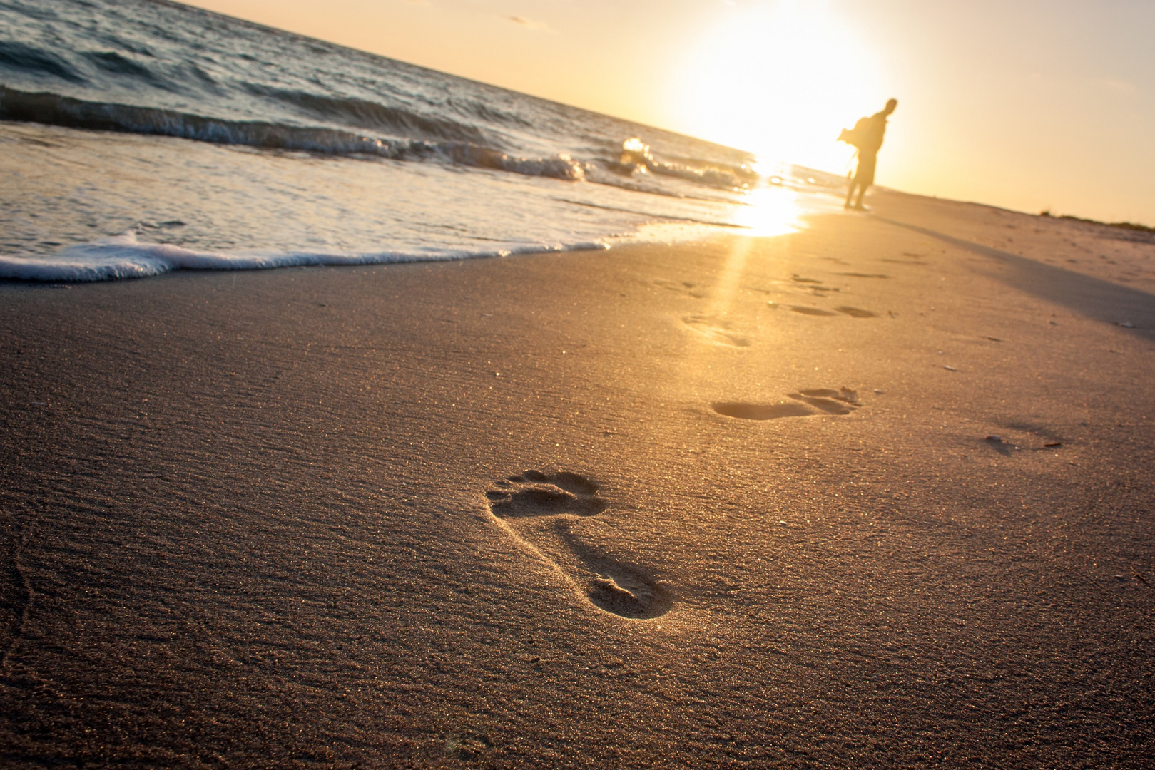 Spuren im Sand Foto & Bild | sonnenuntergang, wasser, meer Bilder auf fotocommunity