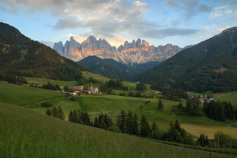St. Magdalena im Villnösstal im Restlicht des Tages... Foto & Bild ...