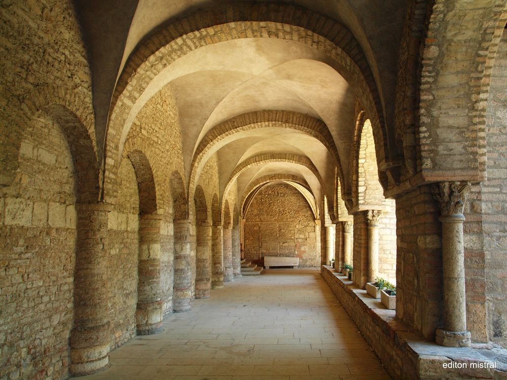 St. Philibert Tournus Kreuzgang Foto & Bild | europe, france, bourgogne ...