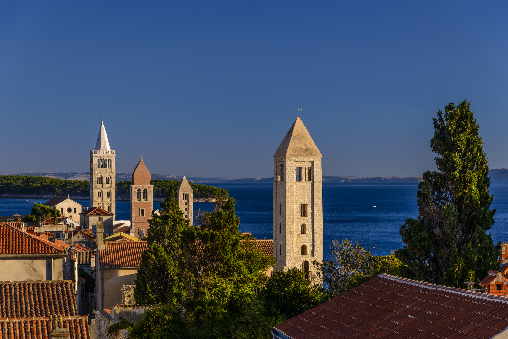 Stadt Rab, Insel Rab, Kroatien Foto & Bild | kirche, meer, herbst ...