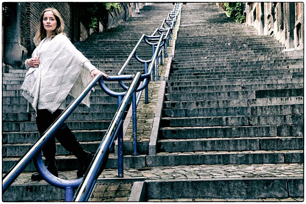 stairway standing Foto & Bild | portrait, streetfotografie mit menschen, portrait frauen Bilder ...