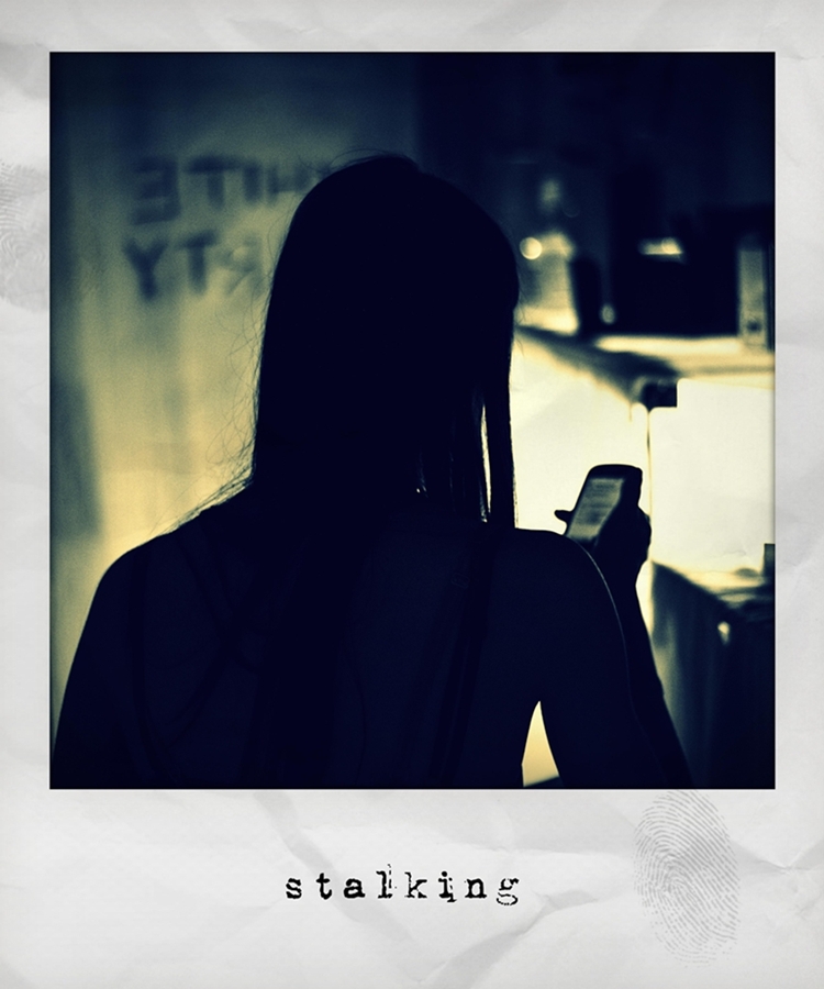 stalking Foto % Immagini| fotografia di denuncia, never again, temi ...