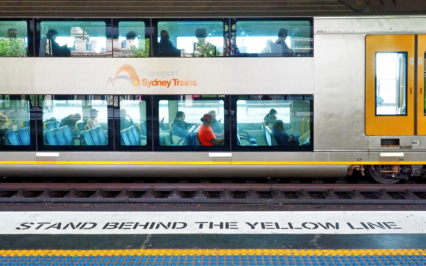 Stand behind the yellow line Foto & Bild | australia & oceania ...