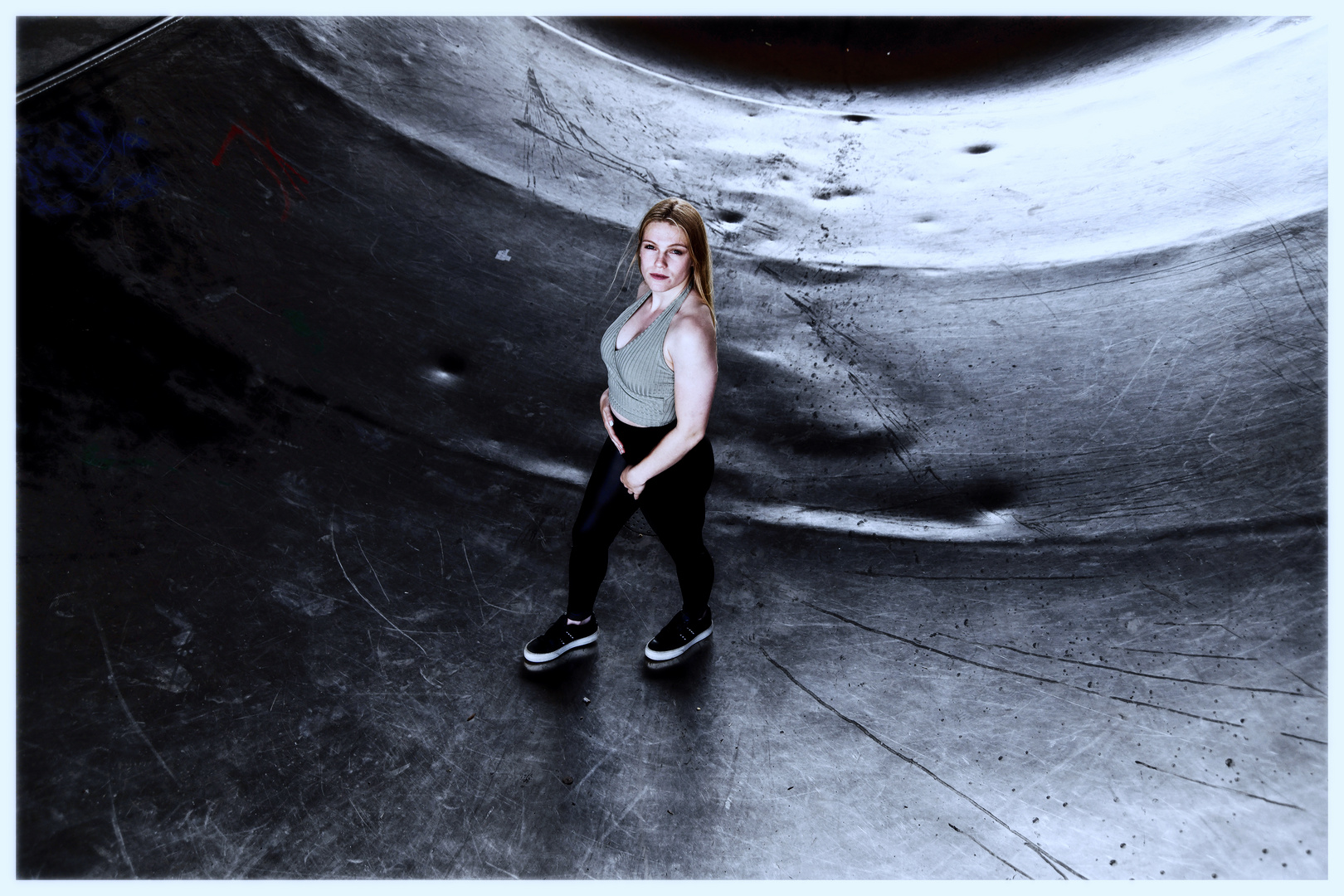 standing Foto & Bild | portrait, streetfotografie mit menschen, portrait frauen Bilder auf ...