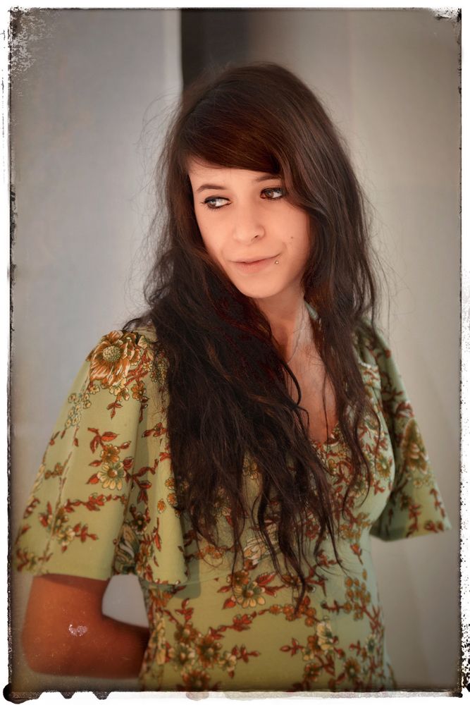 Standing Still And Beautiful Foto & Bild | indoor, woman, portrait ...