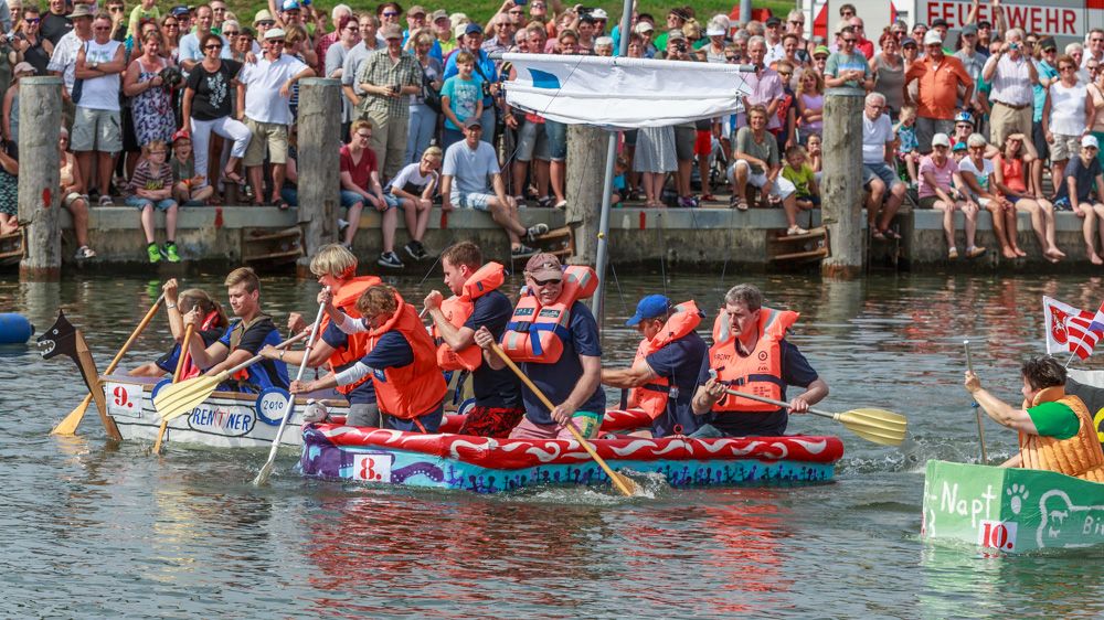 Start der Papierbootregatta in Büsum Foto & Bild | hafen, menschen ...
