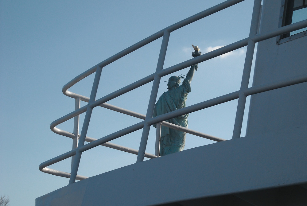 statue de la liberté vue du bastingage d'un bateau photo et image ...
