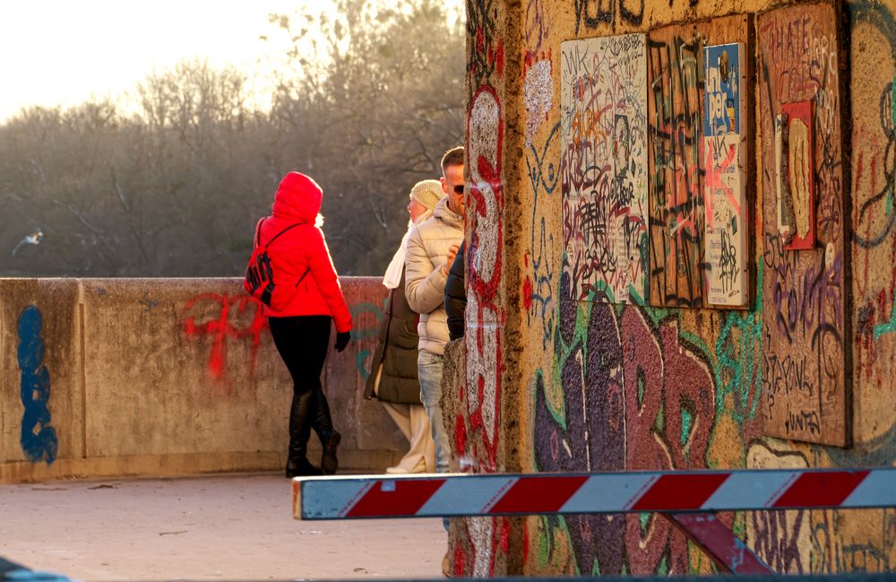 Staudamm 1 Foto & Bild | streetfotografie mit menschen, kommunikation; grafik; szenen;, people ...