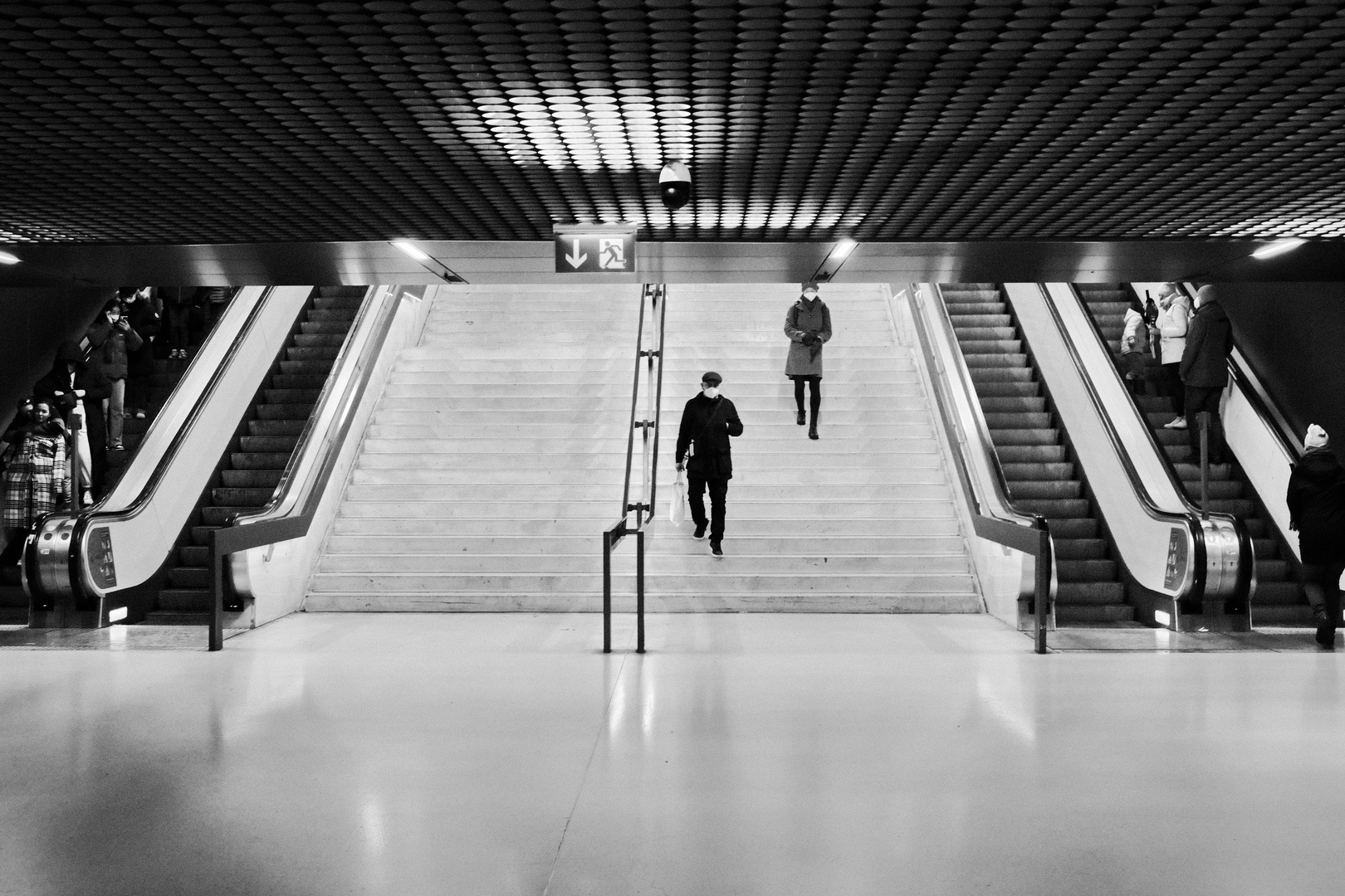 step and stare ;) Foto & Bild | streetfotografie mit menschen, menschen ...